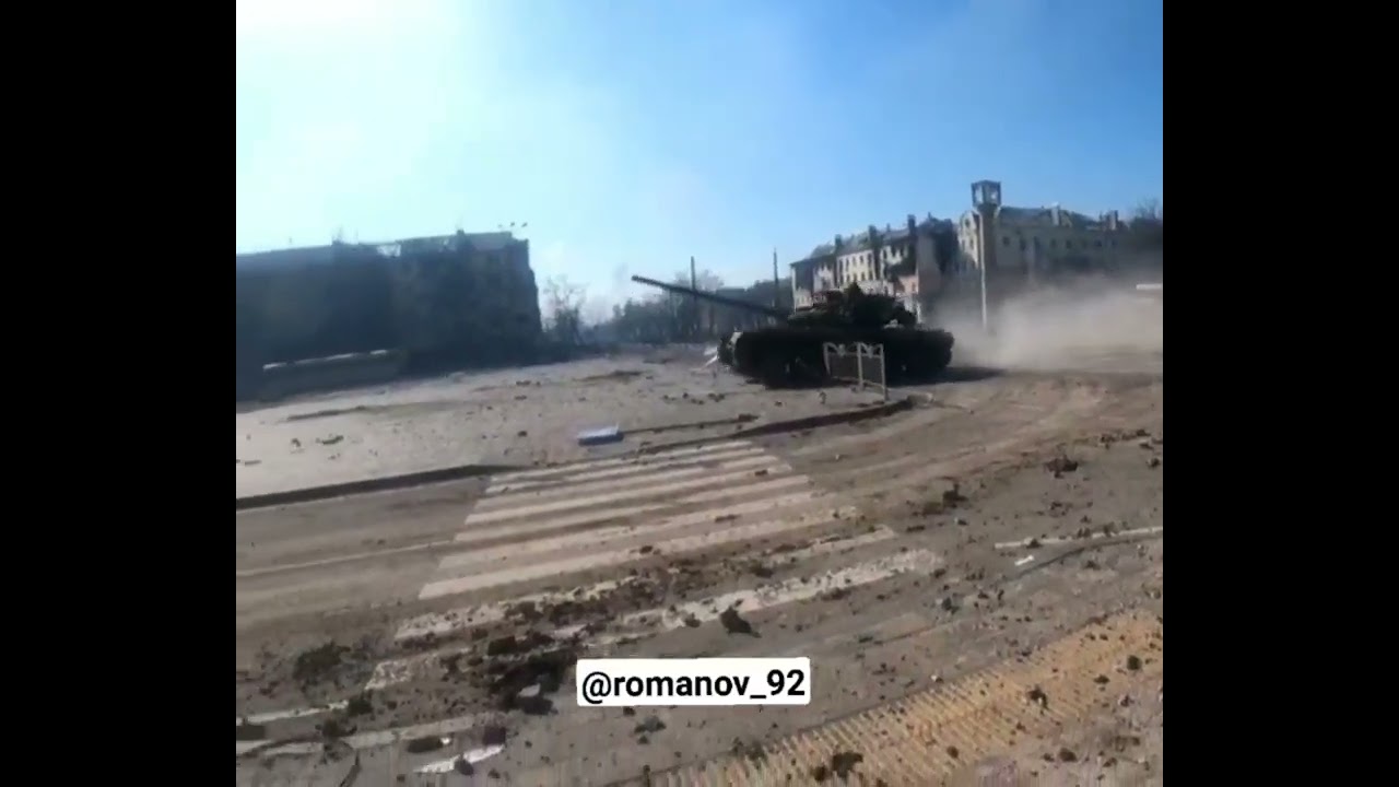 Russian T-80 Tank Drifting in Mariupol Ukraine War - YouTube