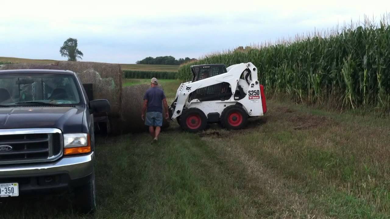 Bobcat s250 moves 1500 pound hay bales - YouTube