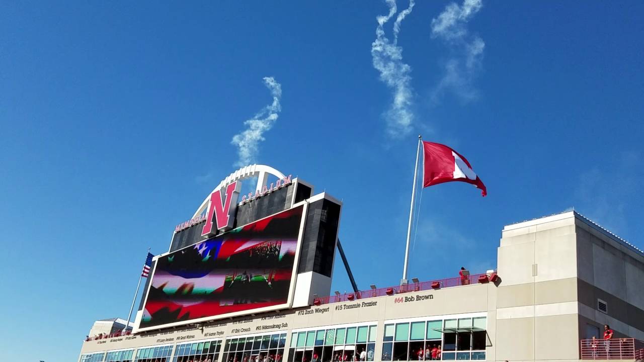 F/A-18F's 10/22/2016 Flyover Memorial Stadium in Lincoln - YouTube