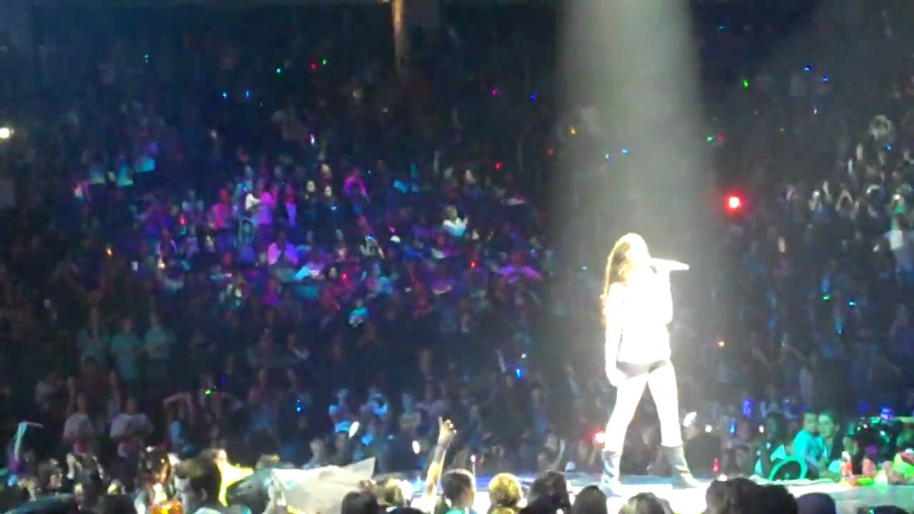 MILEY CYRUS WONDER WORLD TOUR 11/08/09 THE CLIMB - YouTube