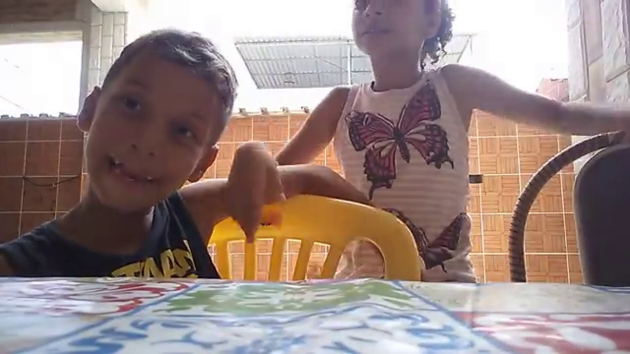 Brincando de pique esconde - YouTube