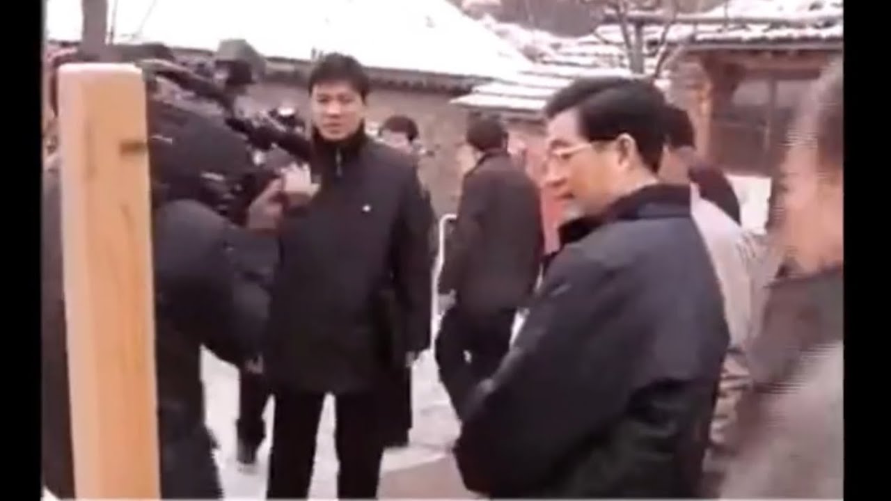 ① 听胡锦涛总书记拉家常,都是实实在在的问题,真正关系到老百姓切身利益的“家事”,他心里有这一家的小账,也有事关十三亿人生计问题的大账。2003年1月24日在密云县山区的王庄村看望困难群众,第