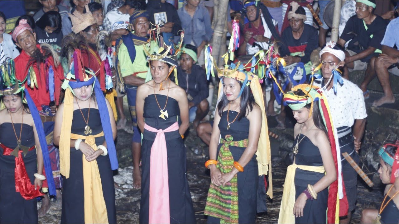 Prosesi budaya kalango Wulla poddu kampung Tarung kabupaten Sumba Barat ...