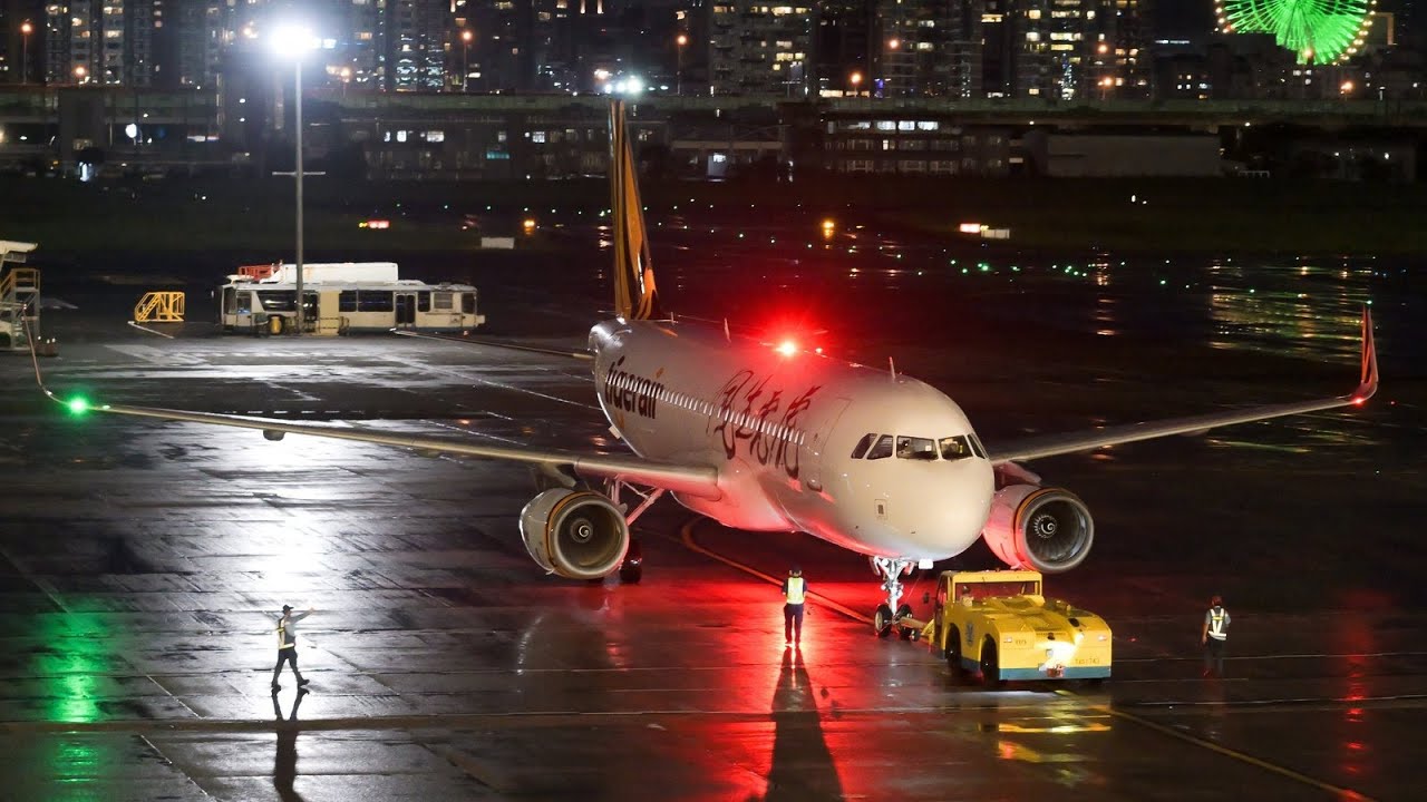 Airbus, Boeing and ATR airliners - Airplane spotting at rainy night ...