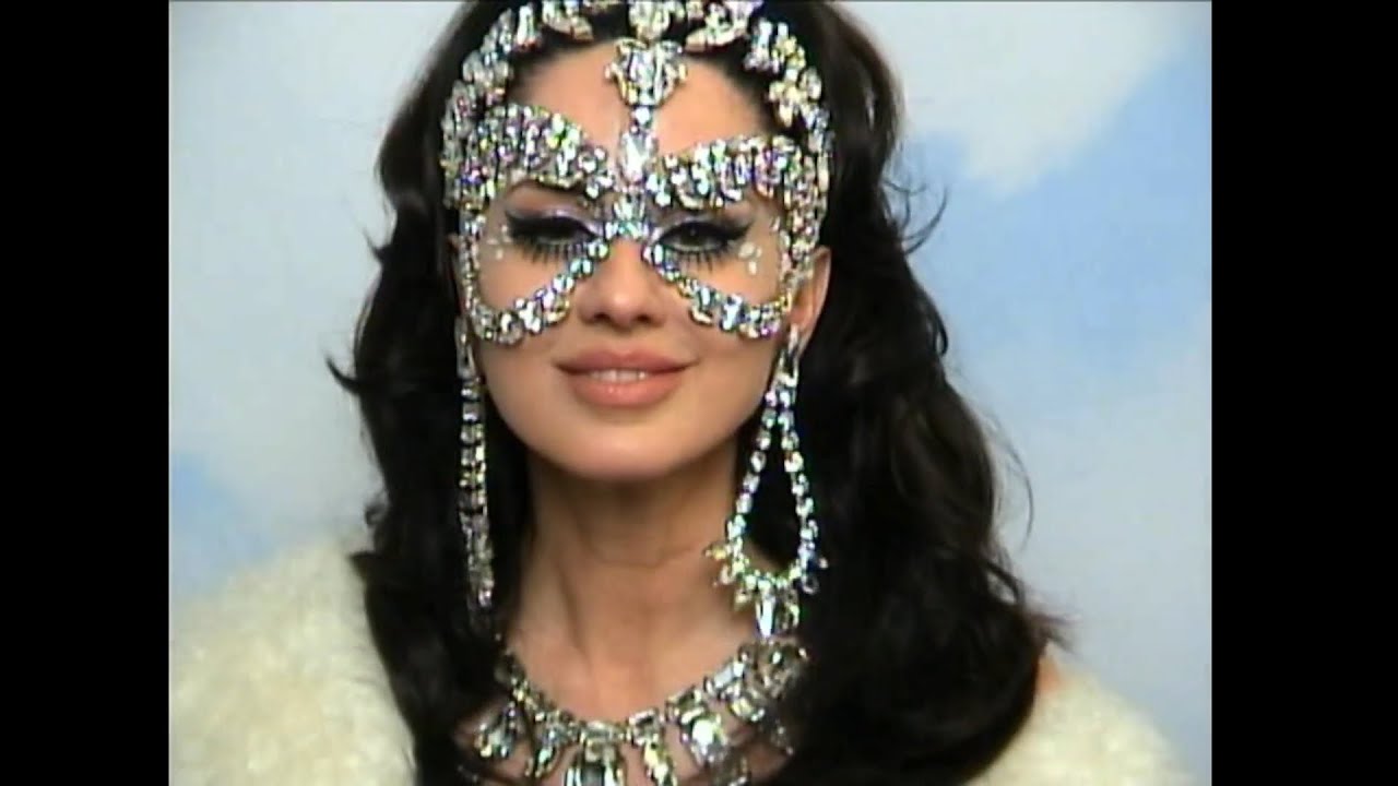 Paola Iezzi - The Queens (Lyric Video) - YouTube