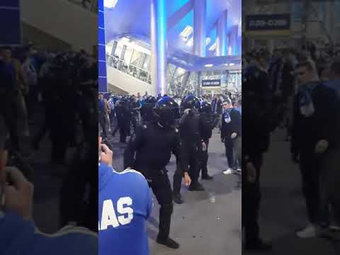 Драка футбольных фанатов с ОМОНом на матче \