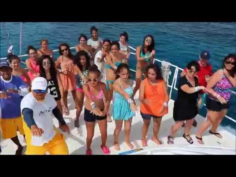 30 Hot Chicks Dancing On A Boat