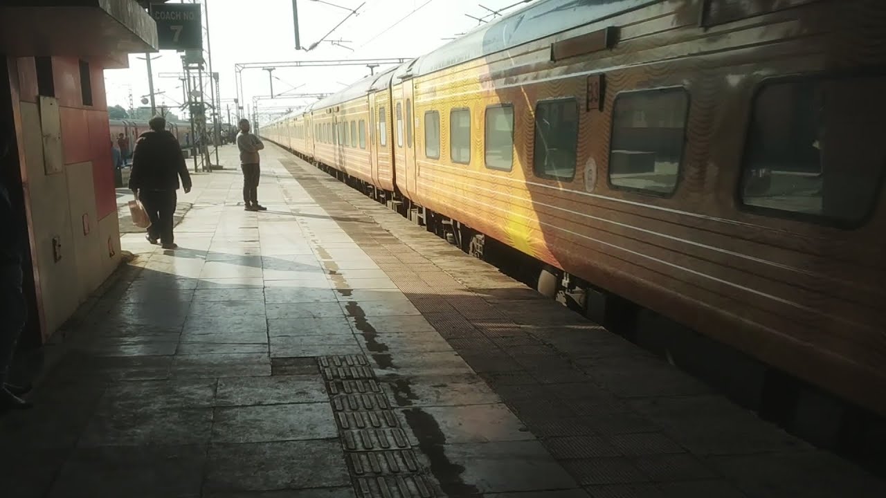 AK Tejas Rajdhani Express Overtakes Bandra.T SF Express at 120 kmph ...