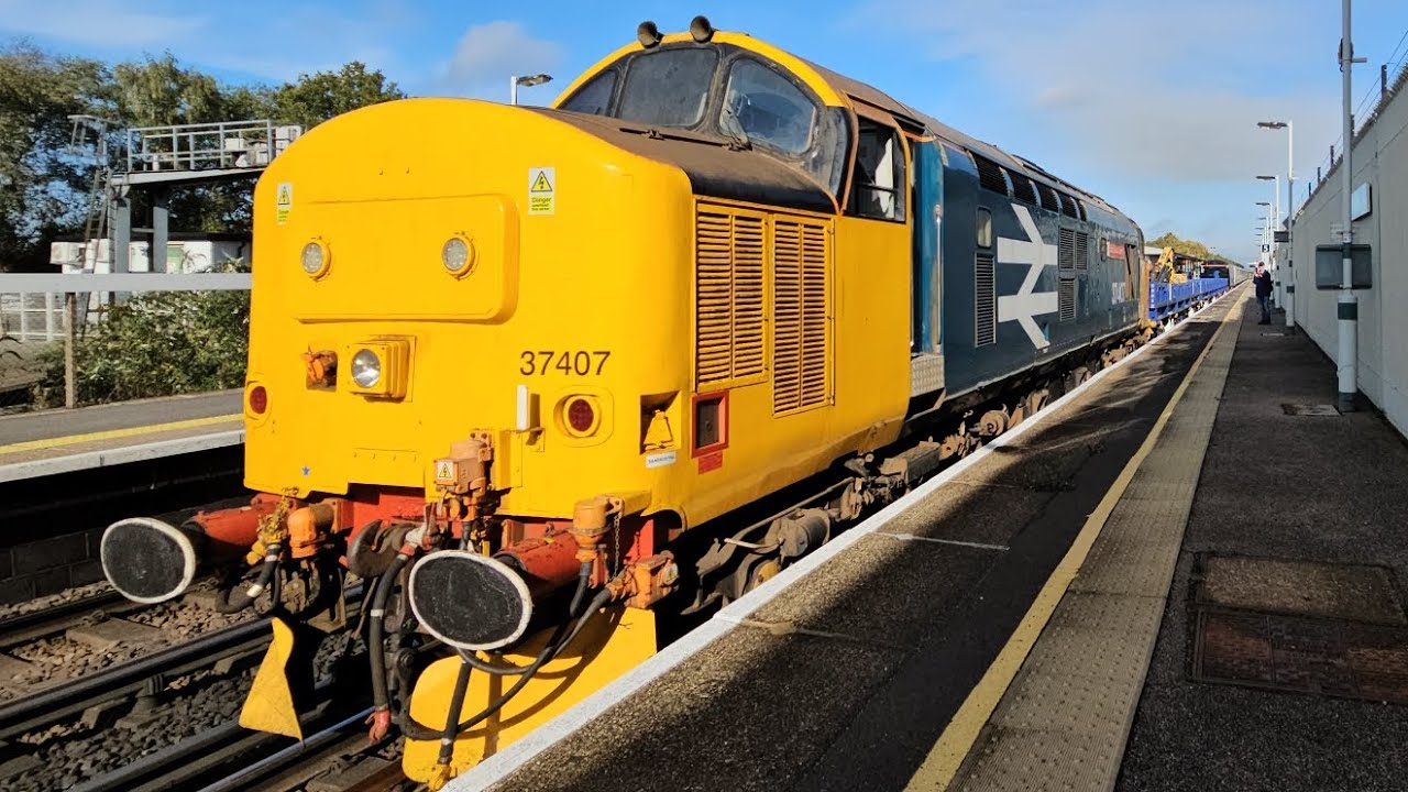 Class 37 407 at Three Bridges with 700 106 working 7Q70 Eastleigh ...