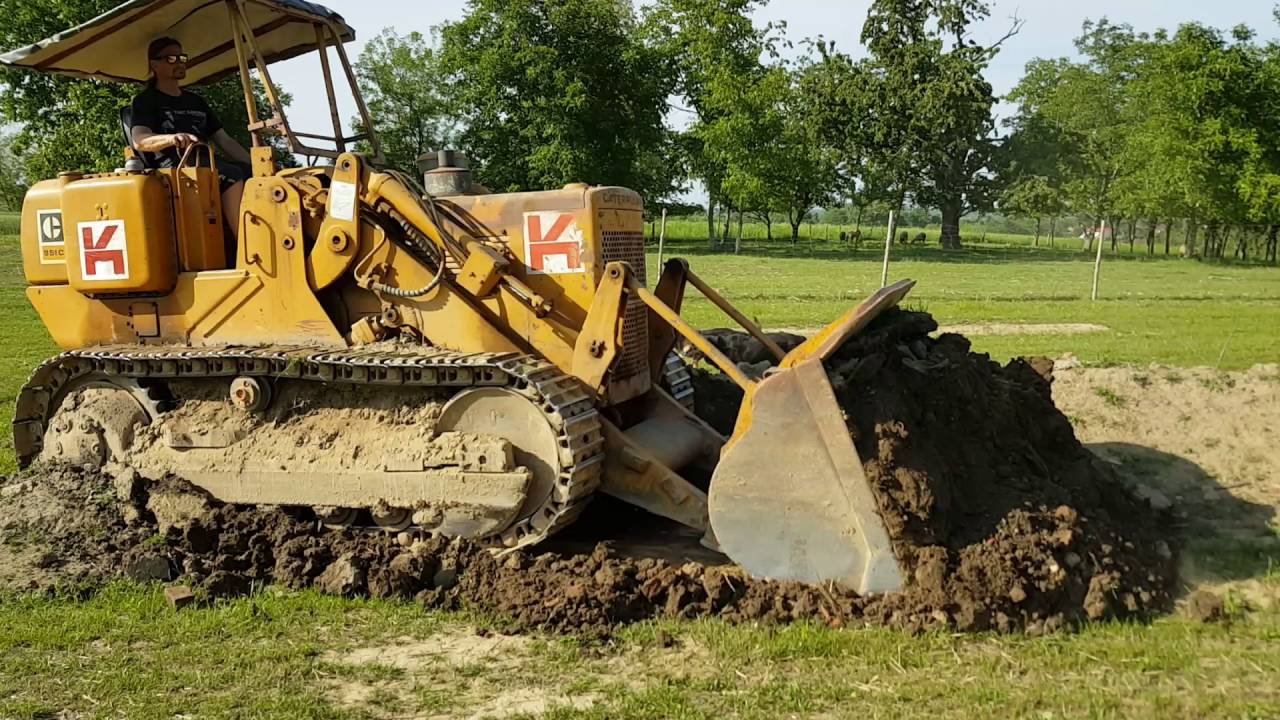 Caterpillar 951C pushing dirt - YouTube