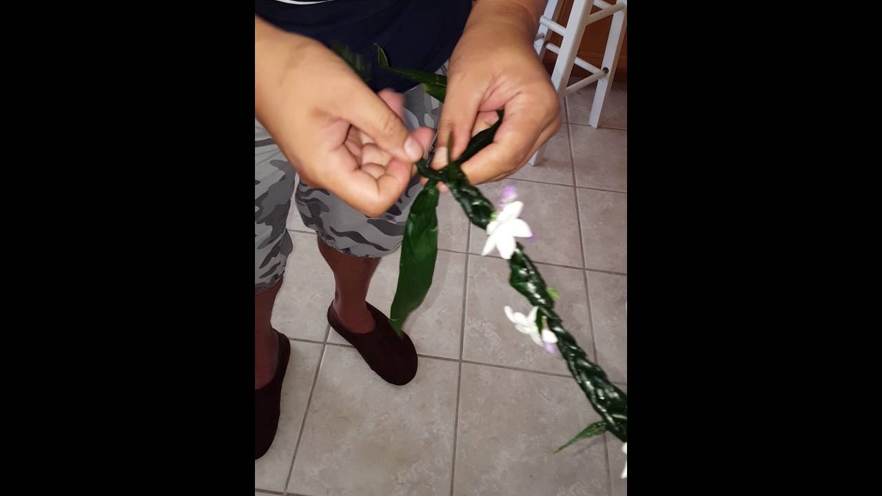 How to make a Tri-braid Ti-Leaf Lei - YouTube