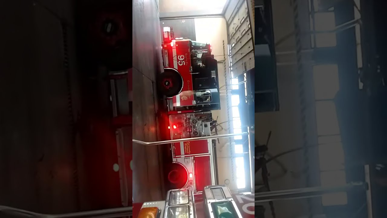 Chicago FD Engine 95 Responding - YouTube