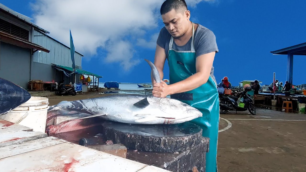 Abang Tiar's skilled hands cut fresh tuna with amazing sharp machete skills - YouTube