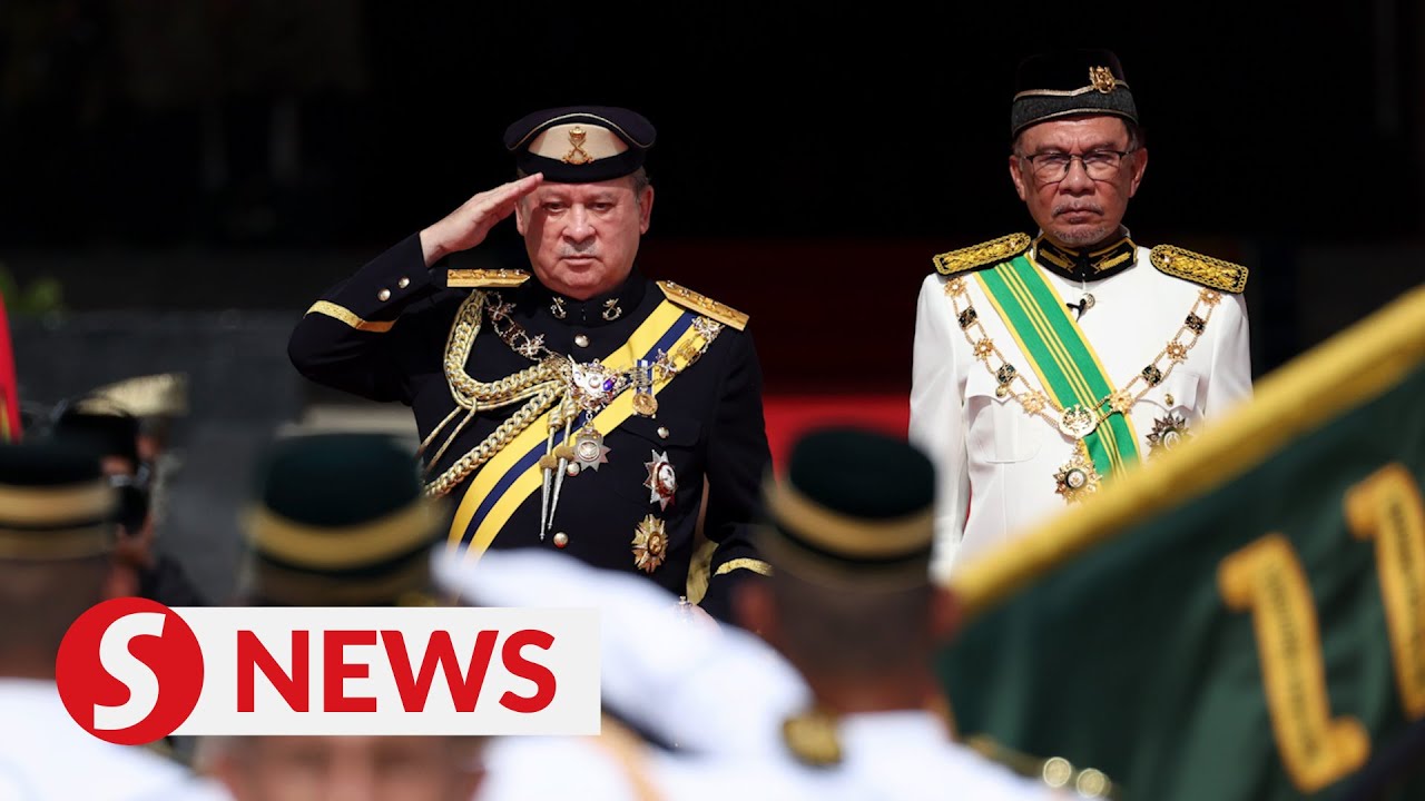 Sultan Ibrahim arrives at Istana Negara, welcomed by PM Anwar - YouTube