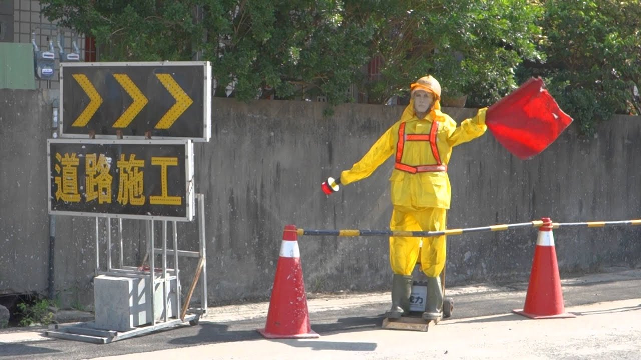 台湾によくある交通整理のロボット / traffic control robot in Taiwan - YouTube