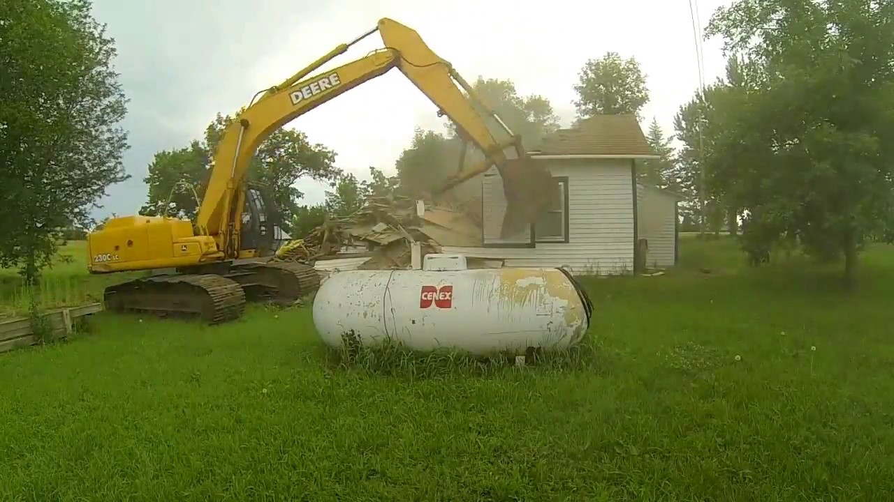 Deere 230clc excavator house demolition - YouTube