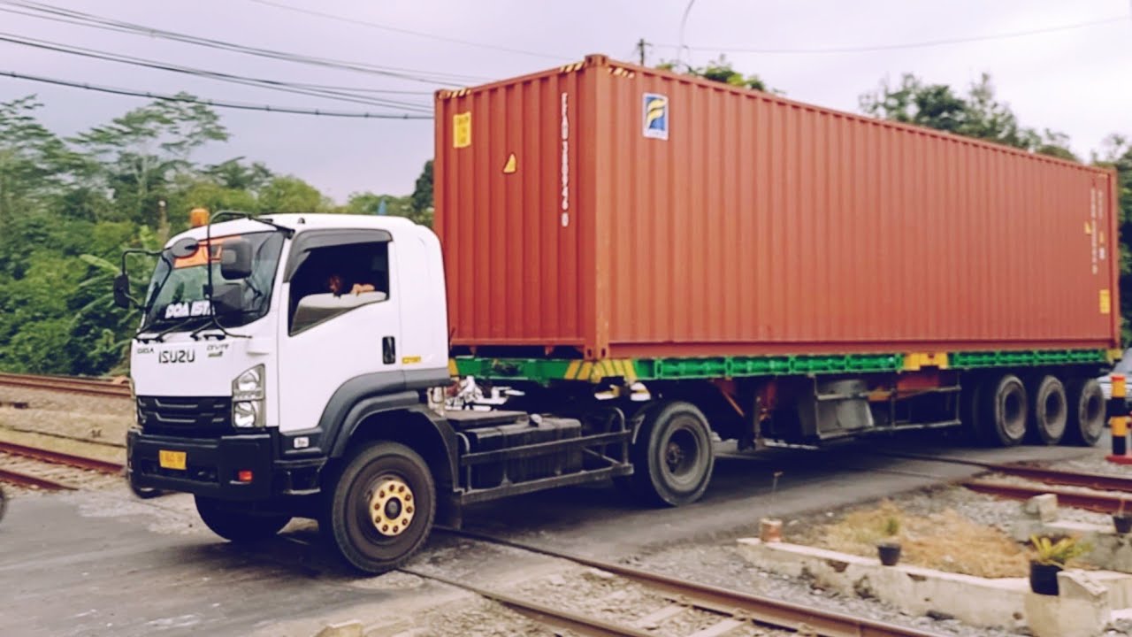 TRUK TRONTON ISUZU !! Mobil Truk, Mobil Kontainer, Mobil BBM melintas ...