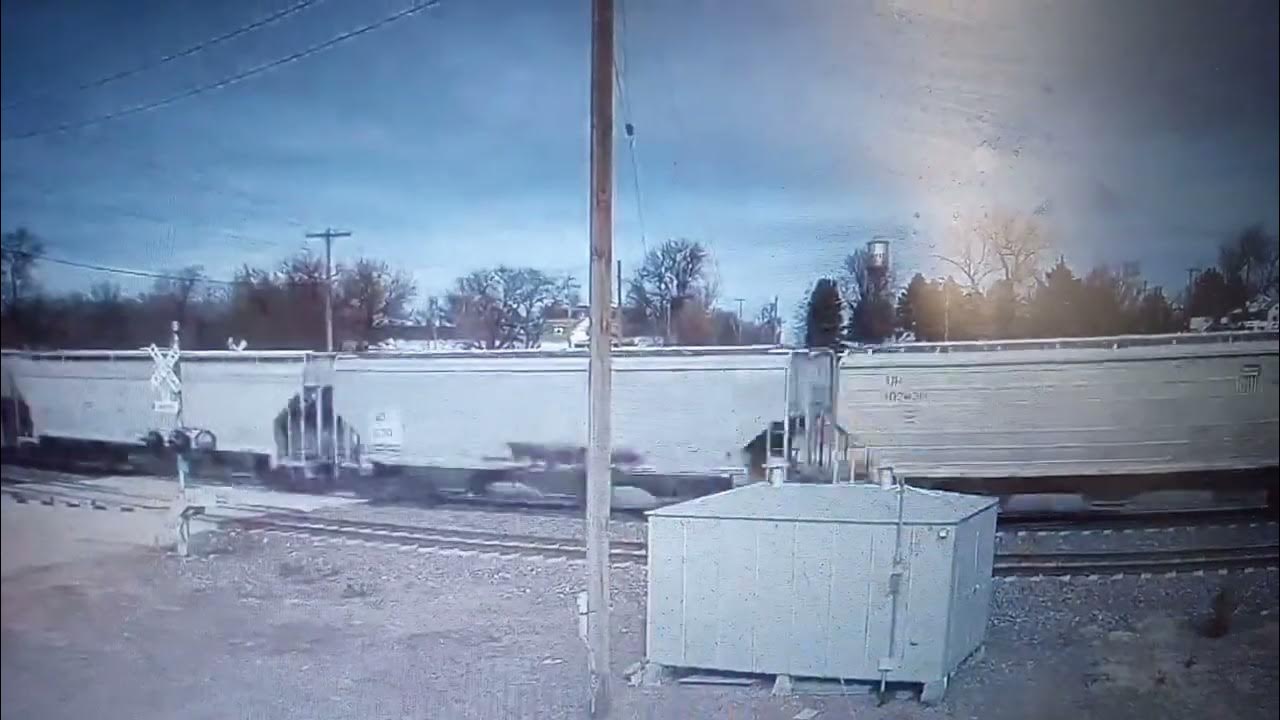 UP 8171 leads grain westbound in Belivere NE - YouTube