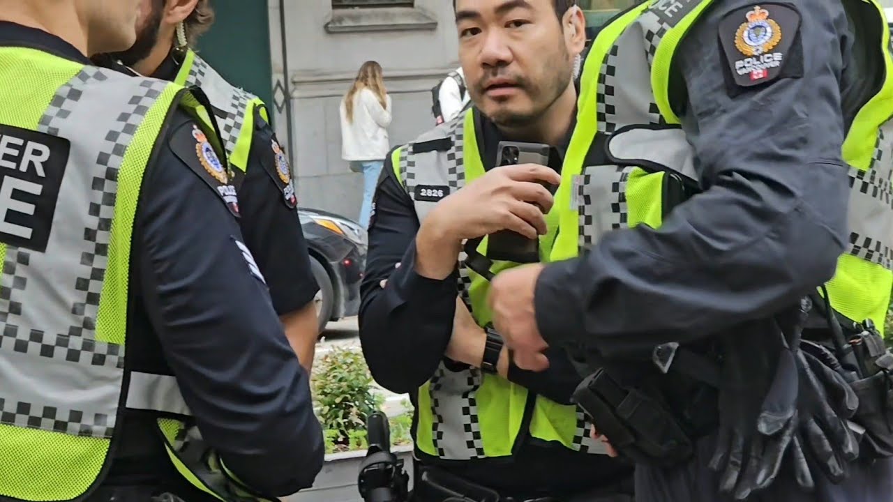 Vancouver police films people while on the job, cop puts his phone away ...