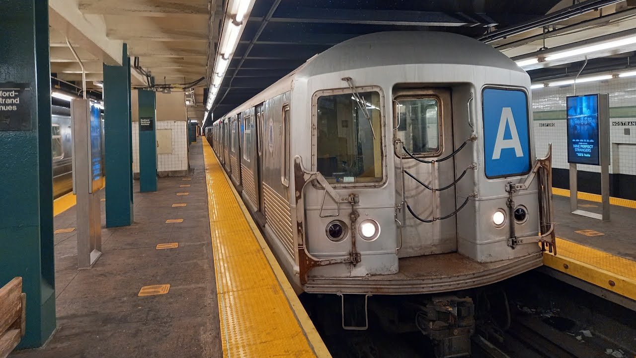 [MTA]:St. Louis Car Company R42 Garbage train @Bedford-Nostrand Avenues ...