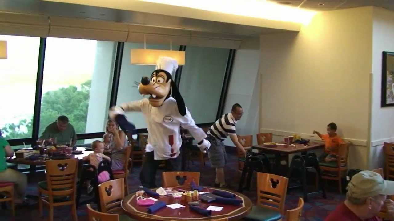 Chef Mickey's - Goofy Crazy Dance - with Mickey and Minnie ...