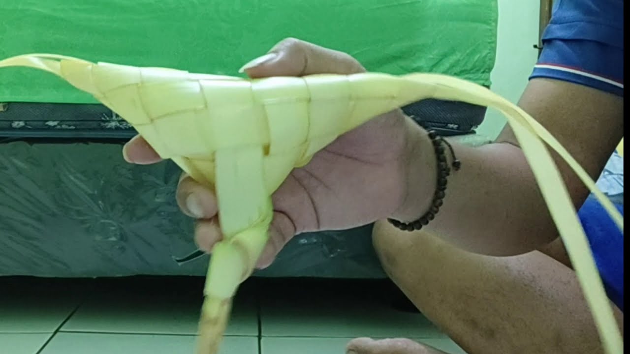 Pembuatan Ketupat segitiga - YouTube