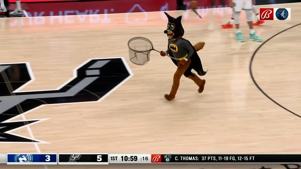 Spurs mascot catches a bat while in a Batman costume 🦇 | NBA on ESPN ...