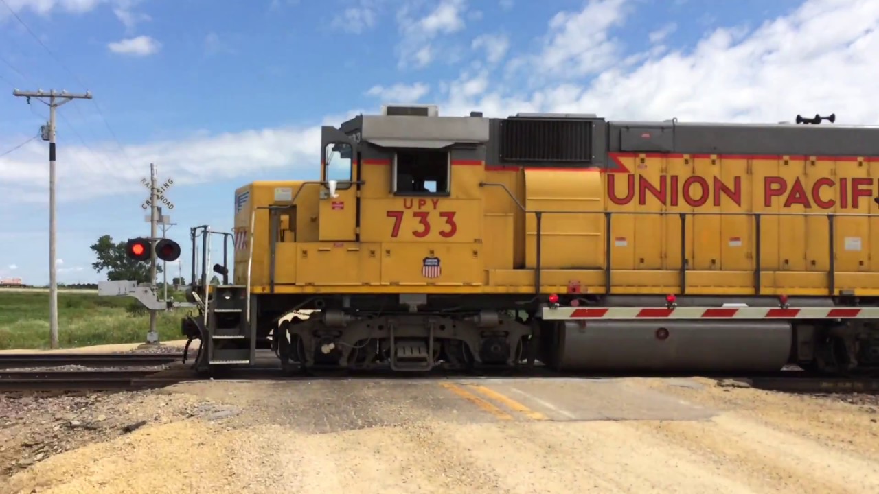 UP GP15-1 And UP Intermodal That Stops!! - YouTube