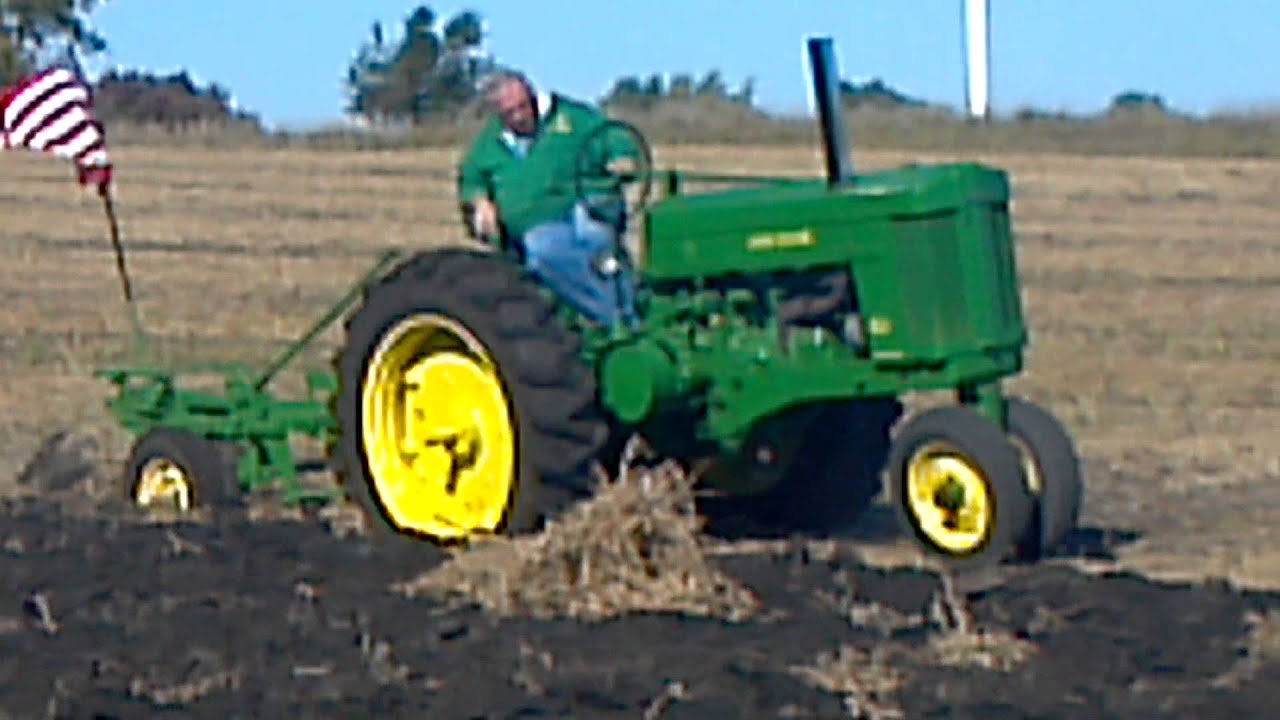 Plowing with a John Deere 60 and a Minneapolis Moline Z - YouTube