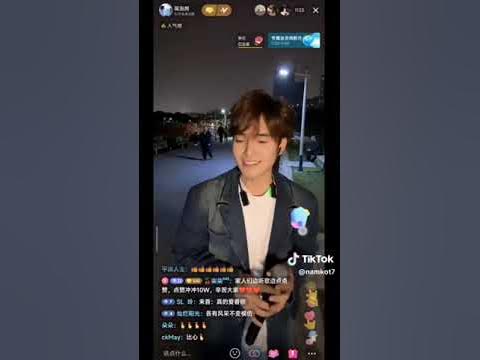 Wu Zhigang outdoor live..人生何处不相逢 - YouTube