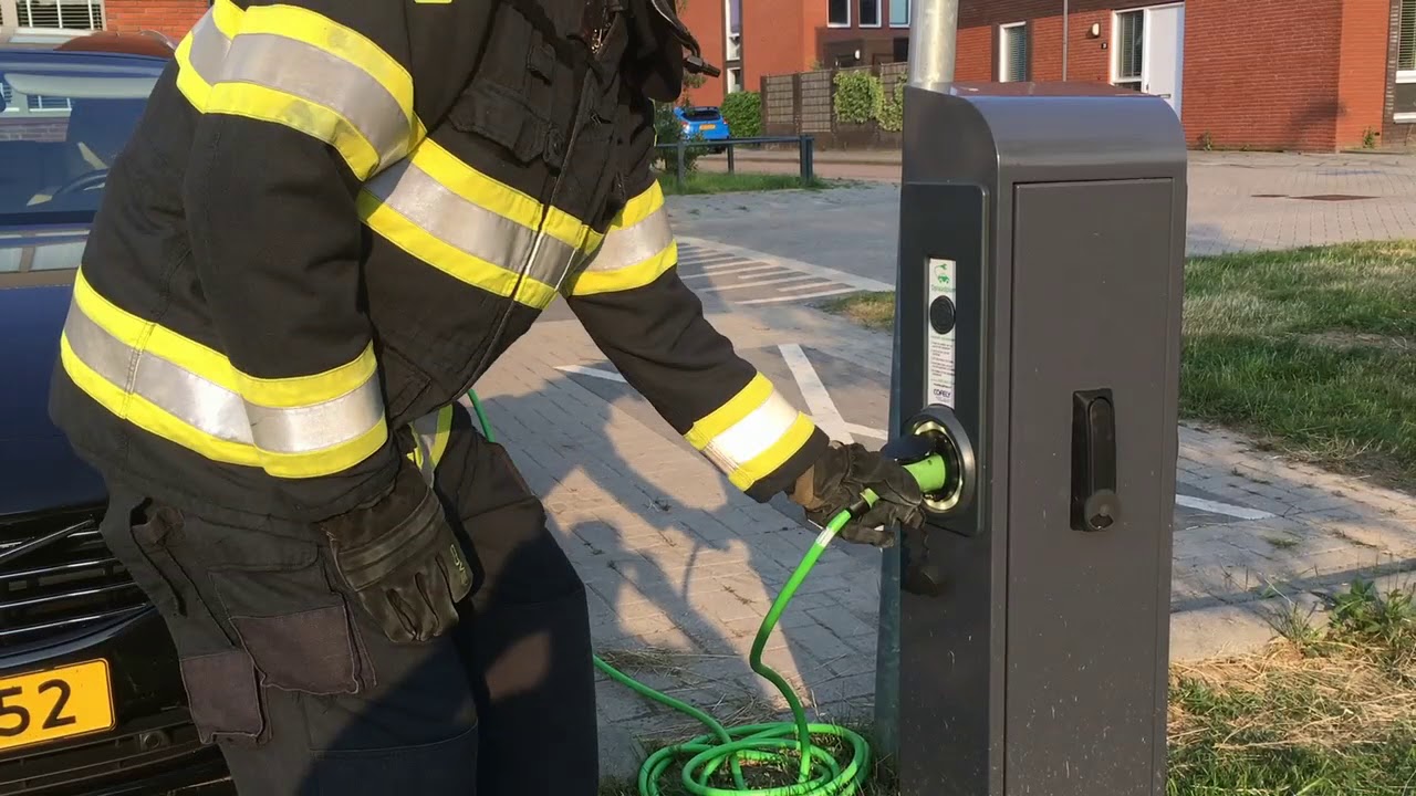Elektrische auto loskoppelen van laadpaal of uitschakelen laadpaal ...