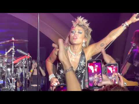 Miley Cyrus Sings “Love Money Party” in 2021! (Las Vegas Concert)