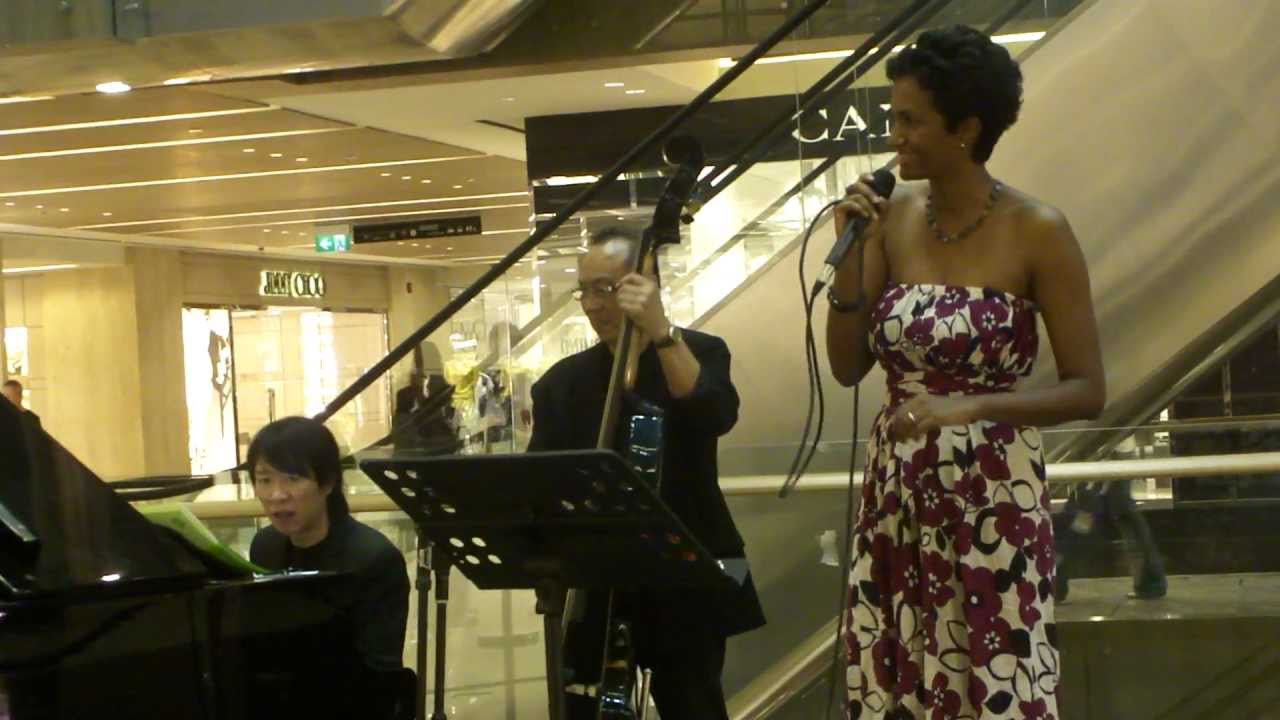 Besame Mucho by Carol Gomez @ Paragon Music En Vogue 19 May 11 - YouTube