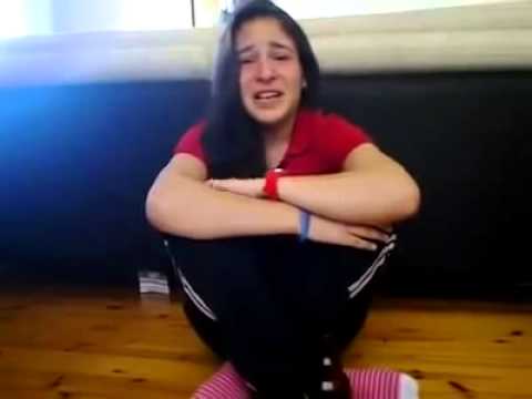 Sevgilisinden Ayrılan Kızın Ağlatan Şiiri SÜPER