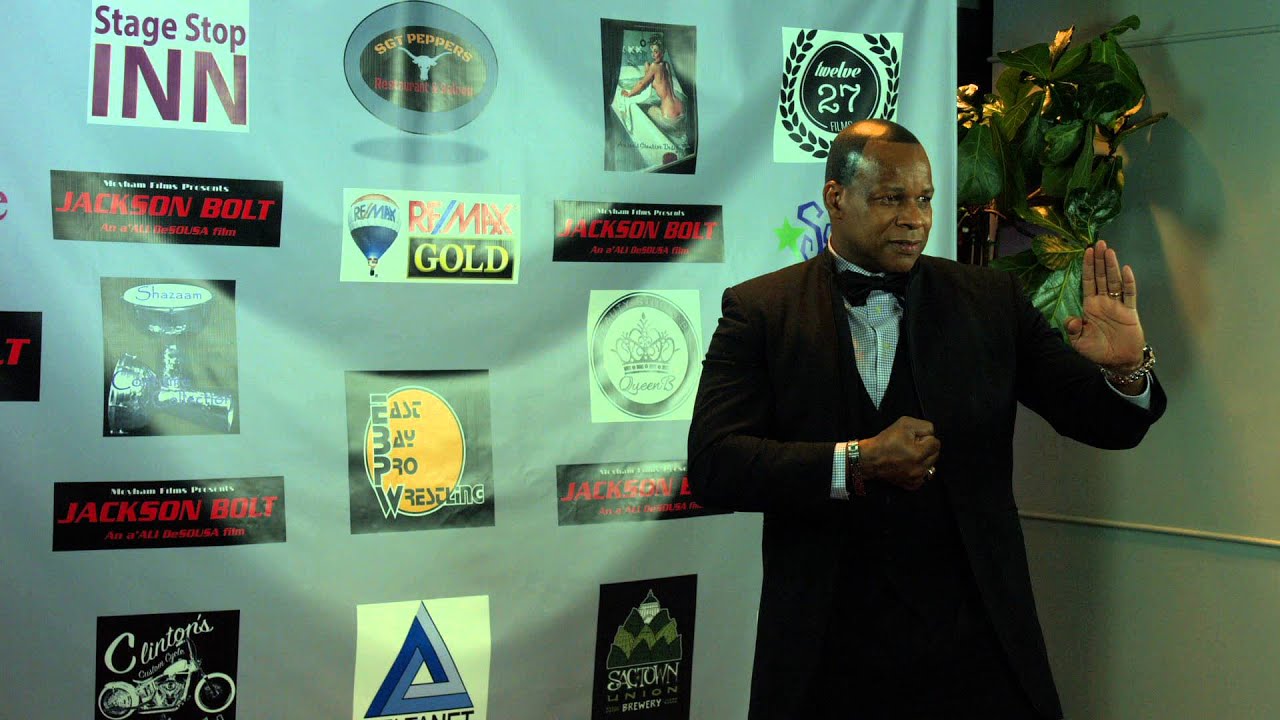 Eric O'Neal poses for pics on the red carpet - YouTube