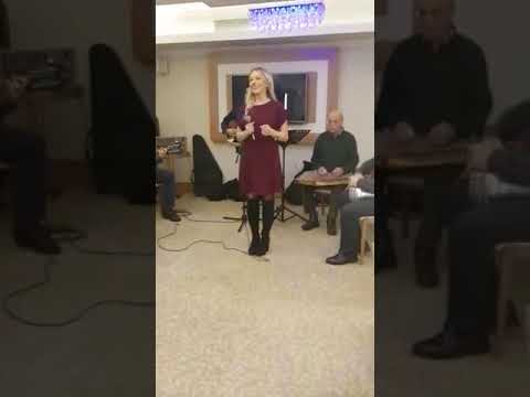 Gülay Aksu -Bahçede yeşil çınar