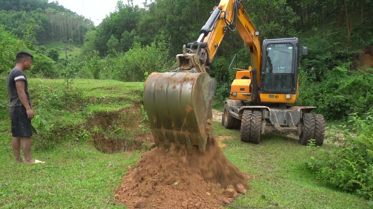 Amazing Technology: Using Large Excavator - Dig Hole Catch Pig - YouTube