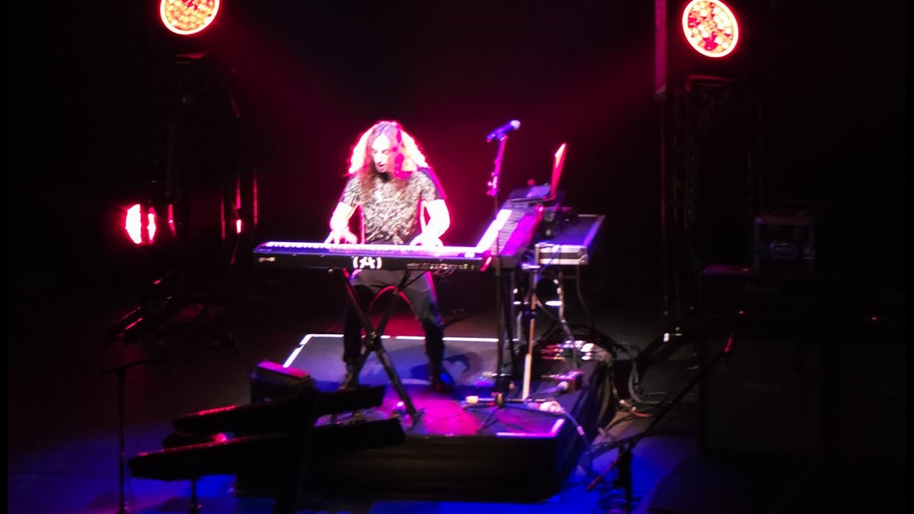 Dennis Atlas (Toto) keyboard solo - Live - YouTube