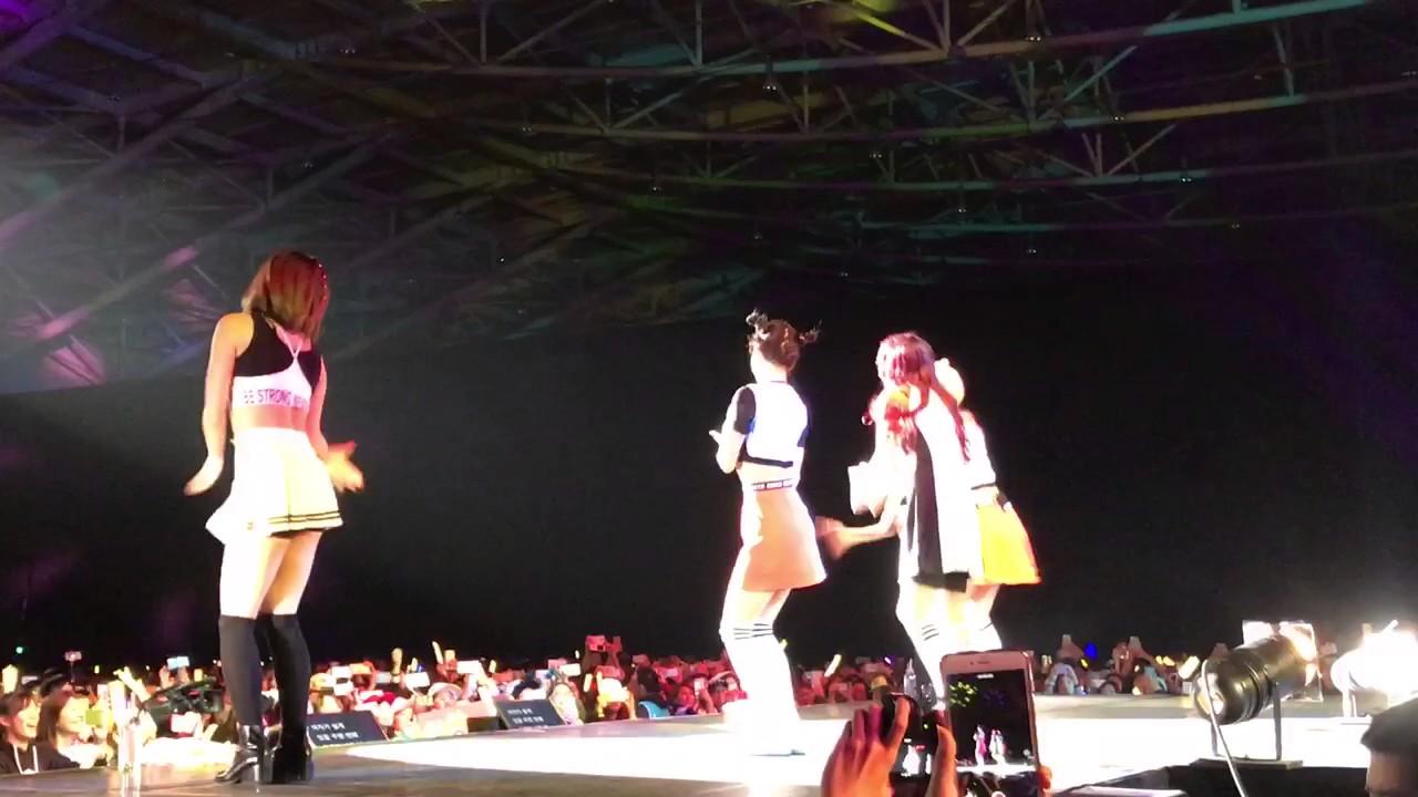 Running man live in Taipei 宋智孝 池石鎮 李光洙《cheer up》 - YouTube