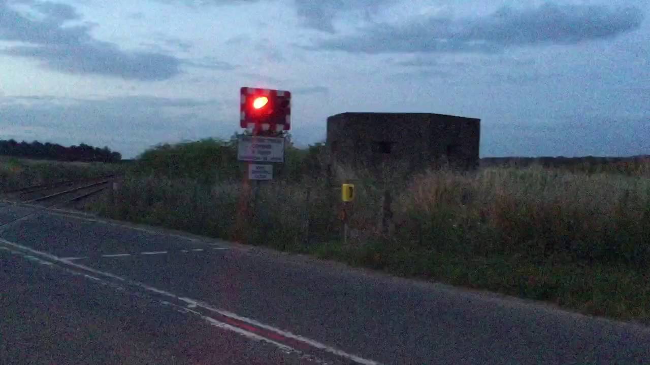 Croxton Level Crossing (Norfolk) Friday 08.07.2016 - YouTube
