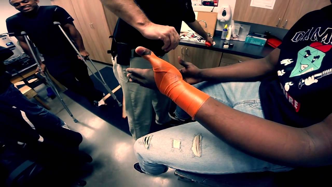 The Day of a Athletic Trainer: Football Edition - YouTube