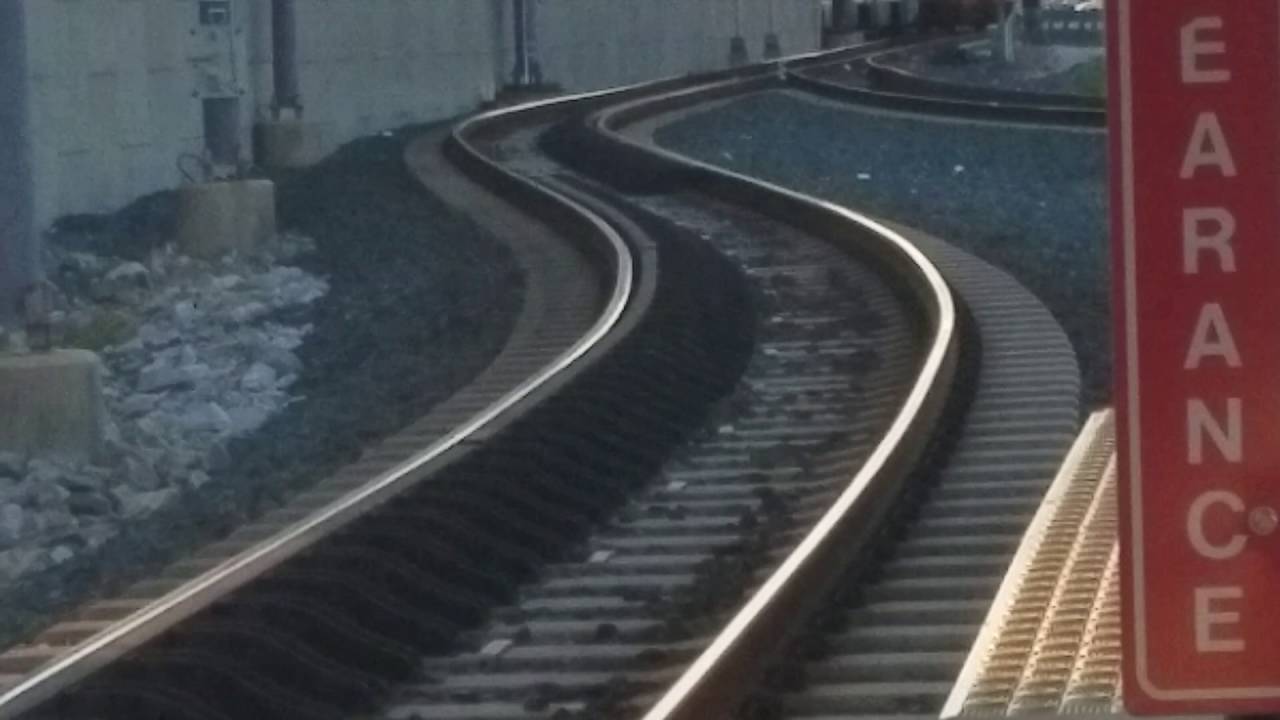 MTA MARYLAND:Light Rail Arriving@BWI Airport - YouTube