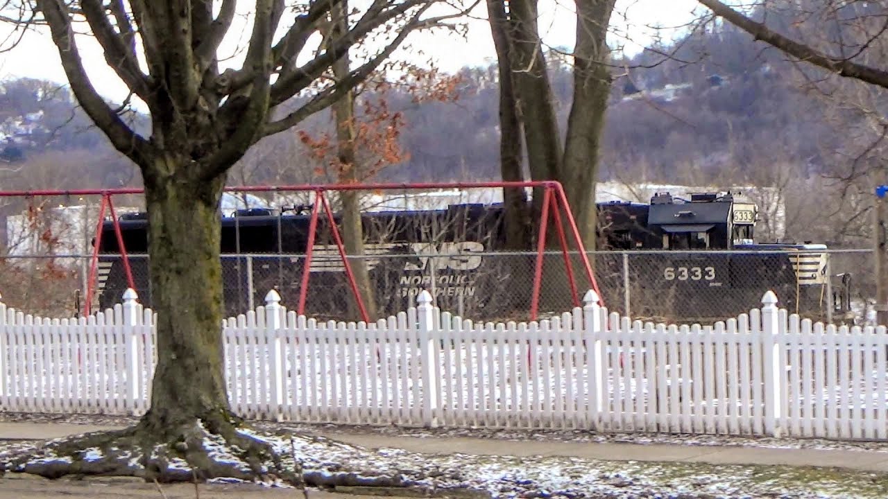 Solo Notch 8 SD40E NS 6333 Leads a Very Late C28 Eastbound through ...