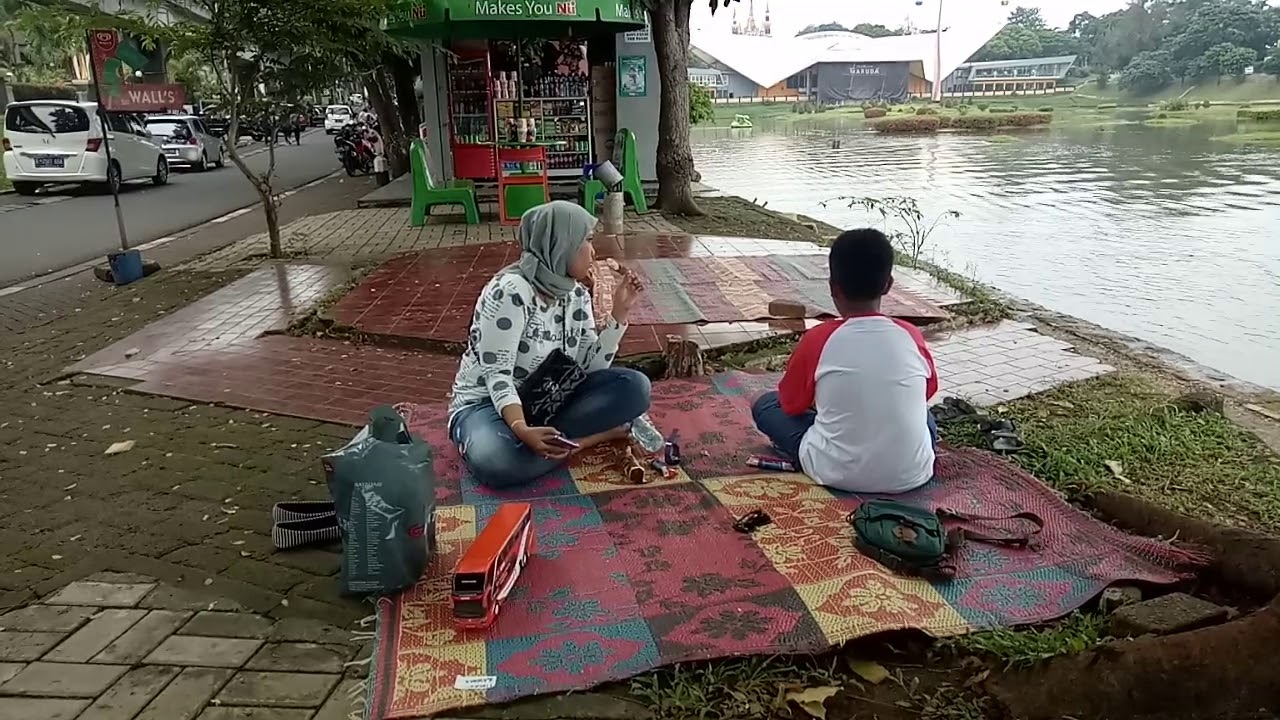 Lesehan pinggir Danau - YouTube