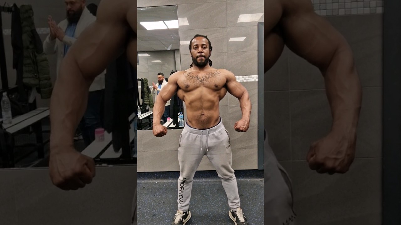 Crazy Physique #bodybuilding #posing #mensphysique - YouTube
