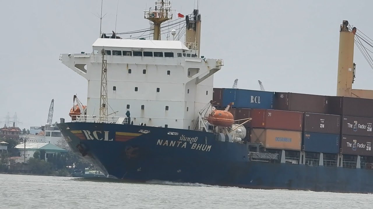 First Time Encountering a Container Ship With a Strangely Designed ...