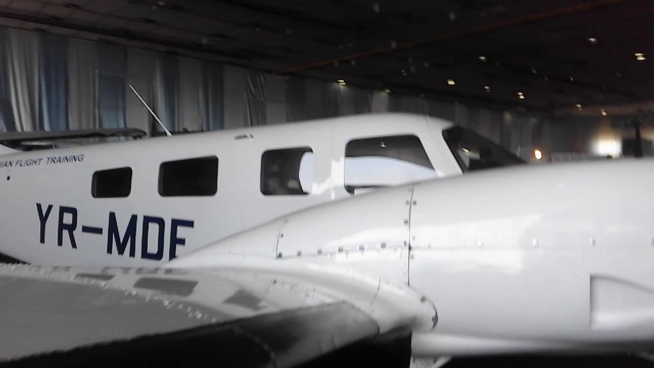 Expozitie de avioane - YouTube