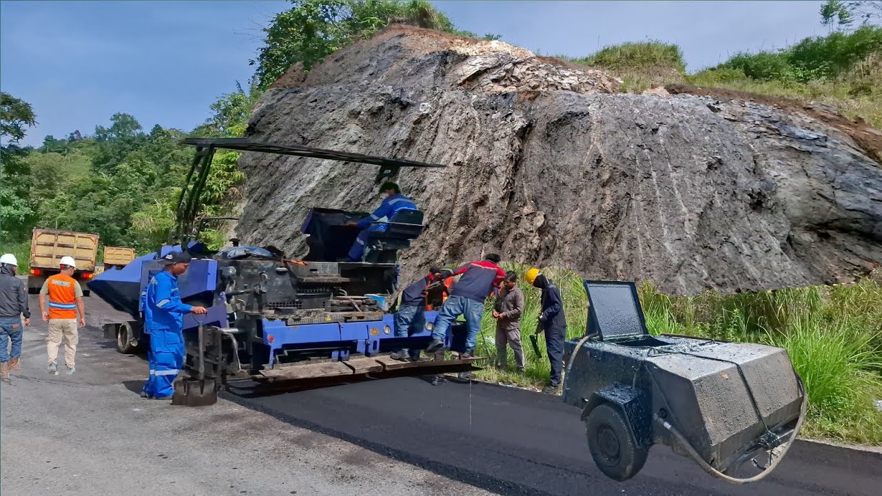 Asphalt Paving Work On Busy Road By Niigata Asphalt Finisher NF6W - YouTube