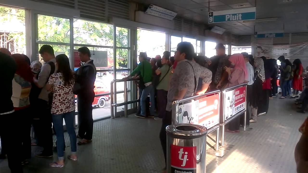 Beginilah Suasana Halte Busway Pinang Ranti di Pagi Hari - YouTube