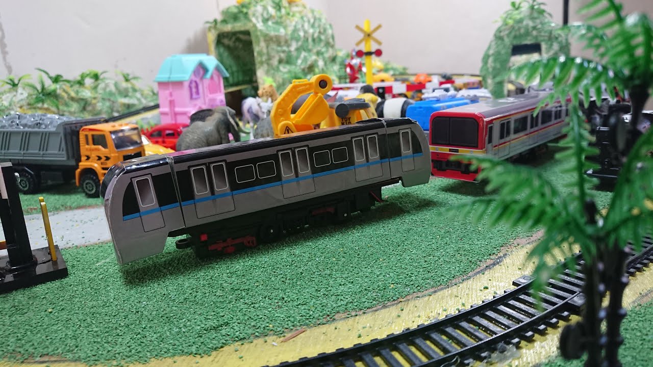 Kereta Api Vintage Membawa 2 Gerbong Penumpang Melaju Cepat di Jalur ...